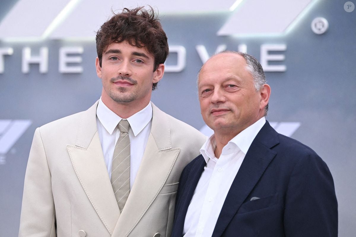 Photo : Charles Leclerc et Frederic Vasseur marchant sur le tapis rouge ...
