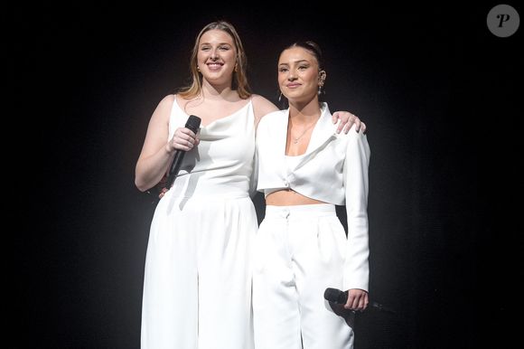 Photo : Héléna Bailly et Lénie Vacher lors du concert de la Star ...
