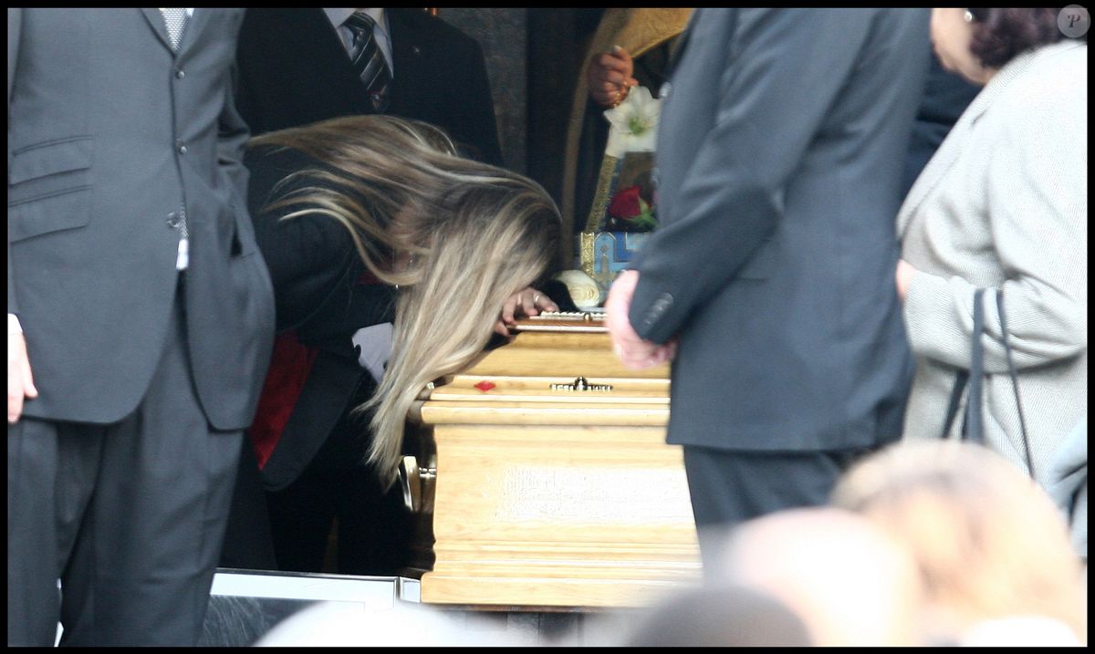 Photo : Valérie Bourdin aux obsèques de Filip Nikolic, ex-leader des 2Be3 en l'église russe de ...