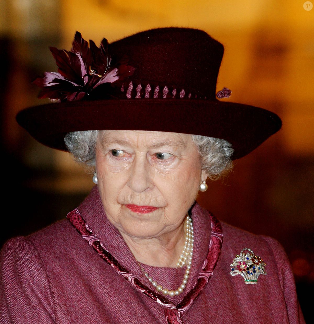 Photo : Archives - La reine Elizabeth II d'Angleterre visite la Cour ...