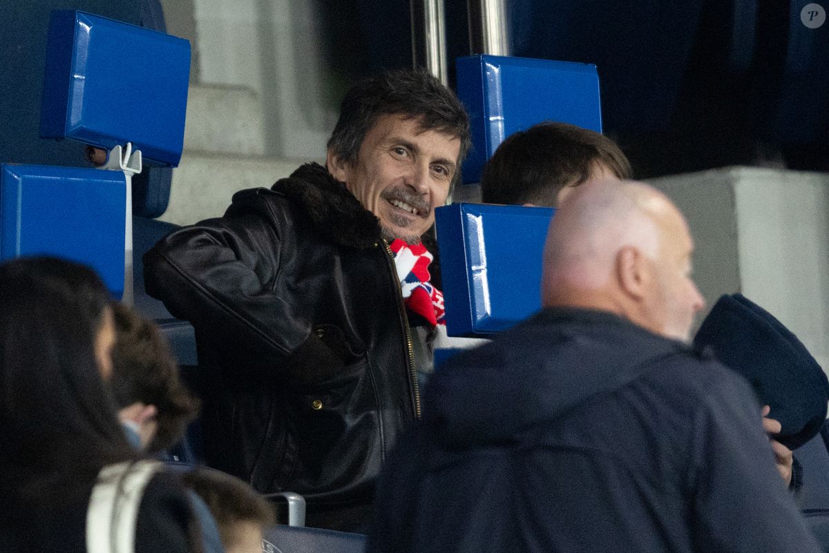 Photo : Arnaud Tsamere - Célébrités dans les tribunes du match de Ligue ...