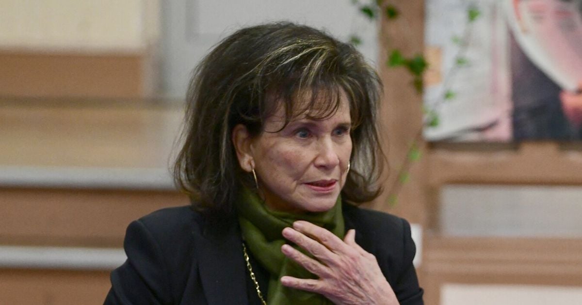 Emotion pour le dernier voyage d'un célèbre journaliste : sa veuve soutenue par Anne Sinclair ...