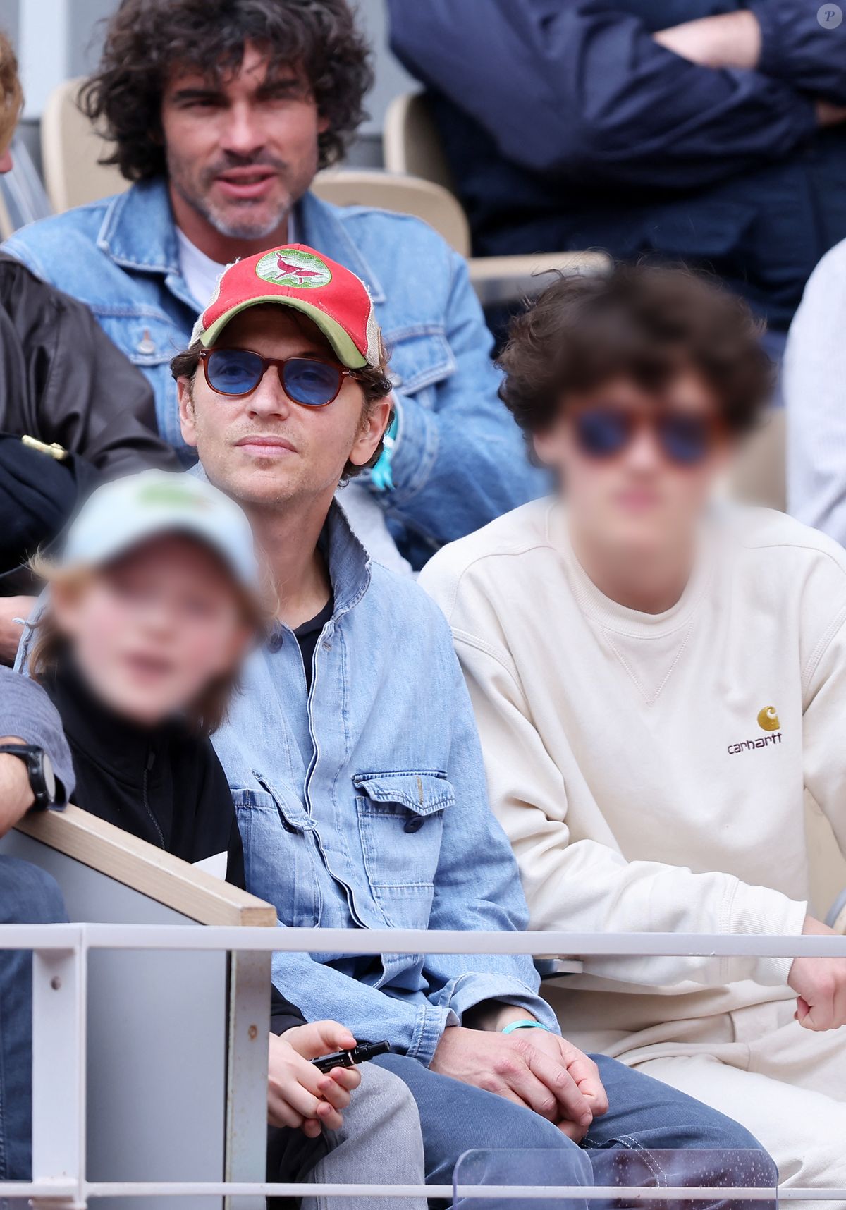 Photo : Le chanteur Raphaël avec ses enfants dans les tribunes lors des ...