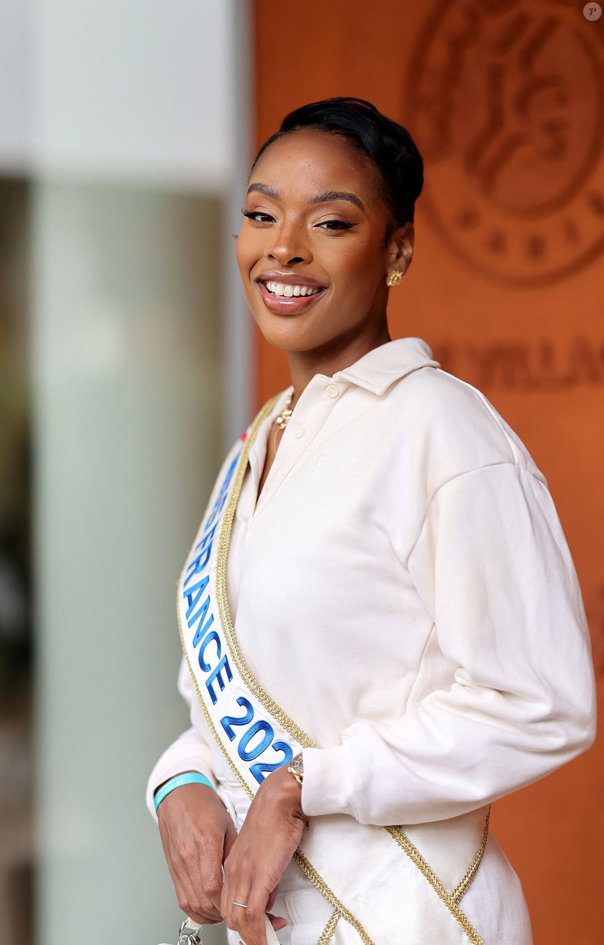 Photo : Angélique Angarni-Filopon (Miss France 2025) au village lors ...