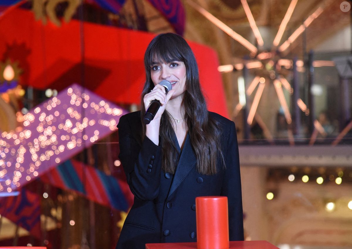 Photo : Clara Luciani lors de l'inauguration de Noël aux Galeries ...