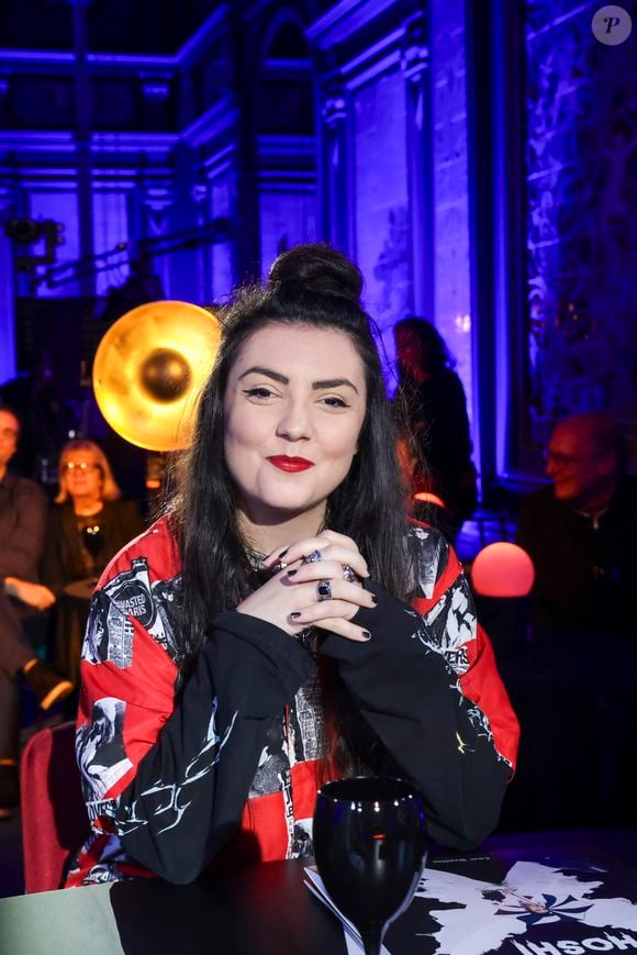 Hoshi et Gia Martinelli en trouple ? La chanteuse aurait introduit dans ...