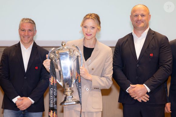 Dans un look qui lui va comme un gant, Charlene de Monaco s'entoure de ...