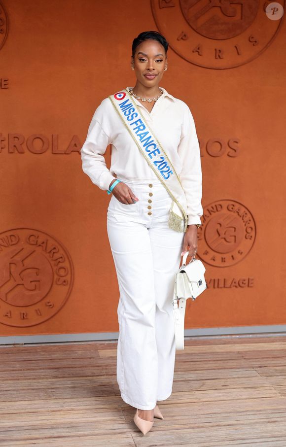 Photo : Angelique Angarni-Filopon (Miss France 2025) au village lors ...