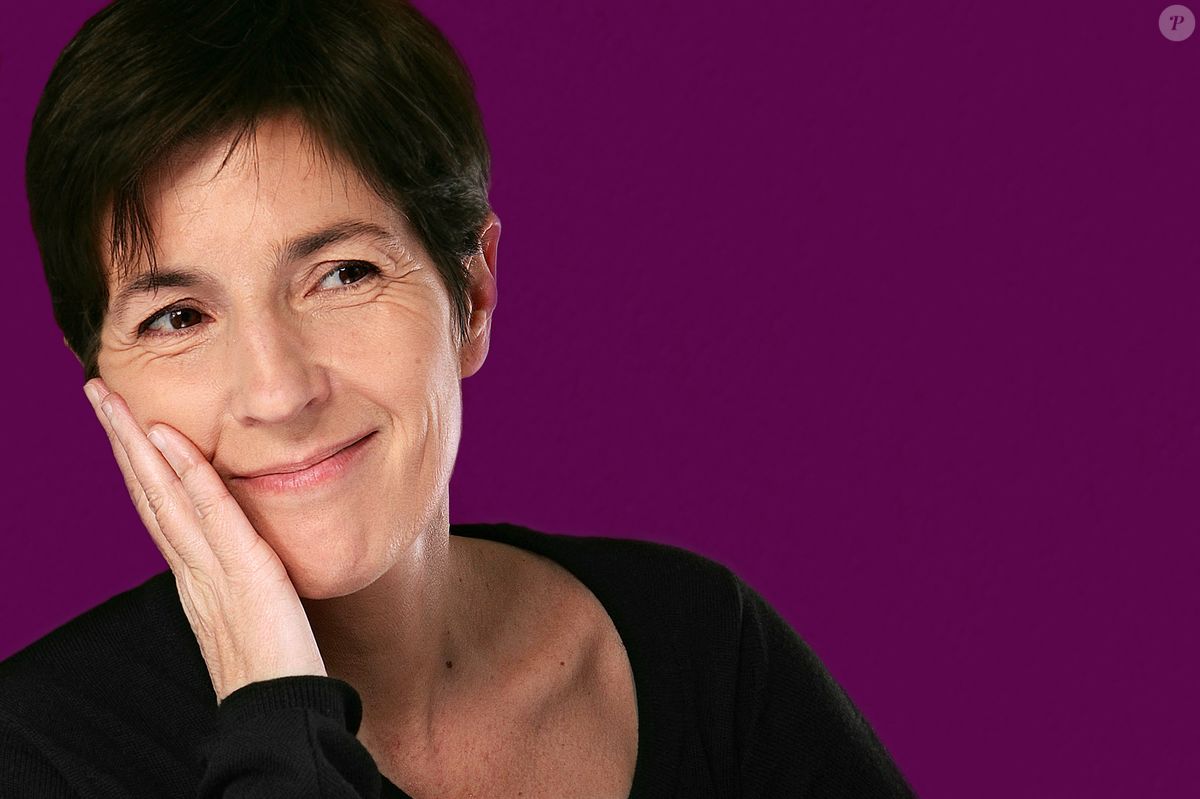 Photo : L'auteur Christine Angot pose en studio à Paris, France, le 27 ...
