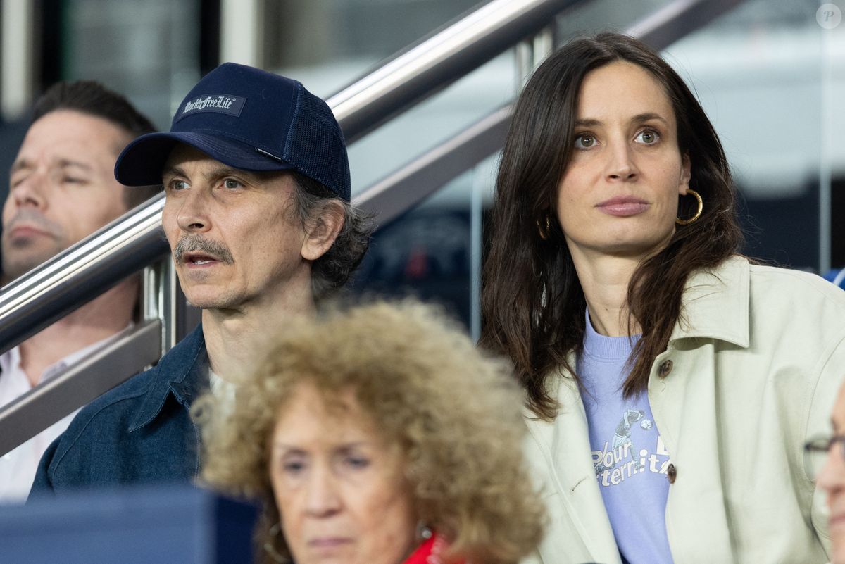 Photo : Arnaud Tsamere et sa compagne dans les tribunes du match de ...