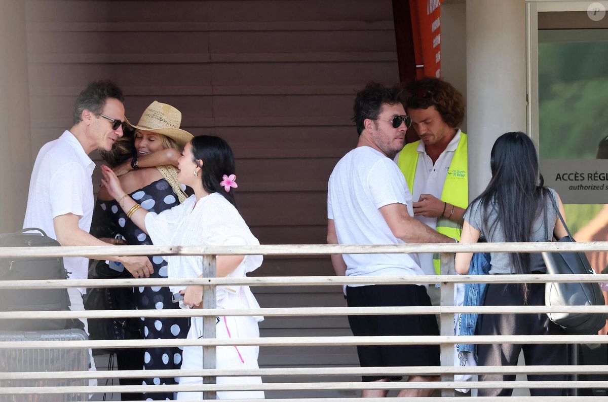 Photo : Exclusif - Laeticia Hallyday accompagnée de son compagnon ...