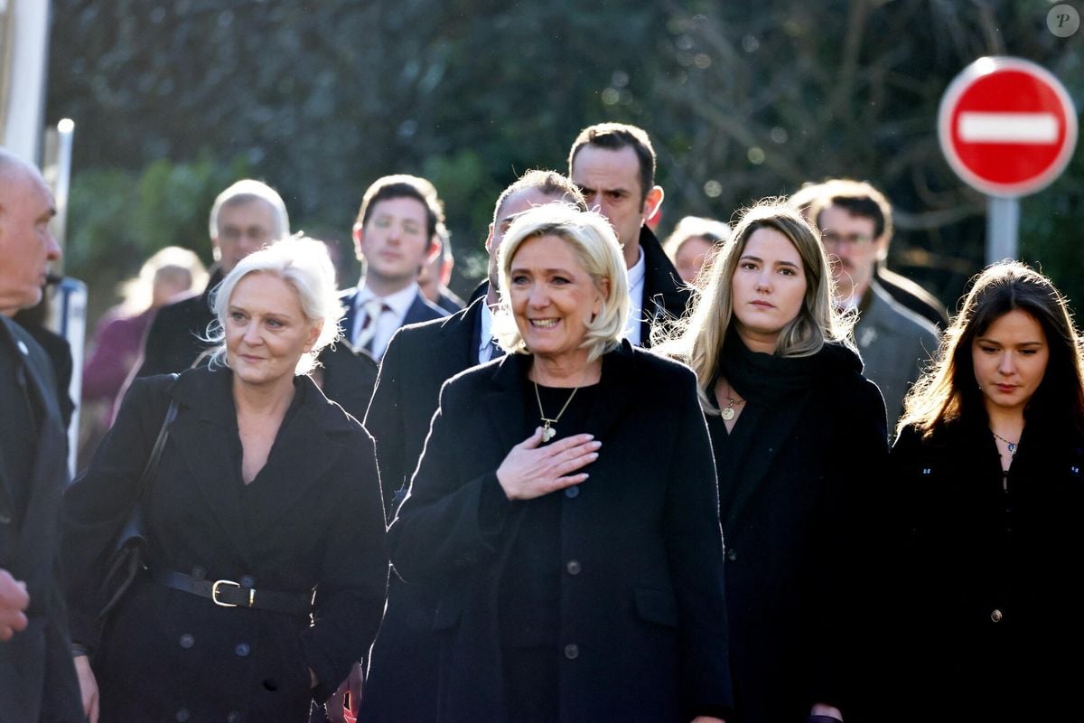 Photo : Marine Le Pen, sa soeur Marie-Caroline, Mathilde Chauffroy ...