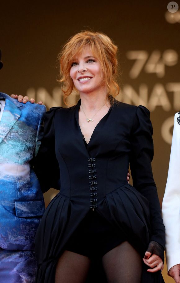 Photo : Mylène Farmer à la montée des marches du film « OSS 117 ...