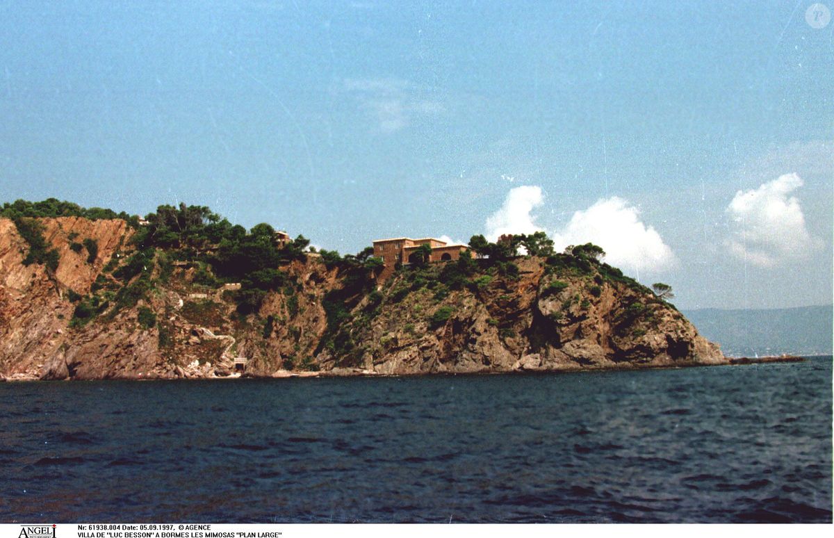 Photo : Vue de la villa de Luc Besson à Bormes les Mimosas (83), dans ...