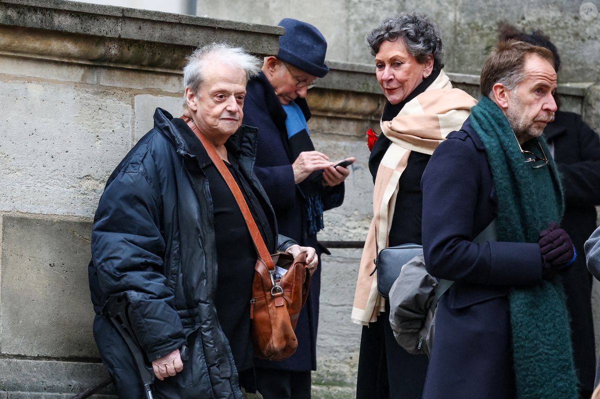 Photo : Guy Carlier et Geneviève Laborde, la soeur de la défunte - Arrivées aux obsèques de C ...