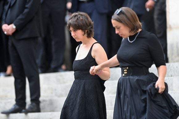 Photo : Ninon Ardisson et Manon Ardisson assistant aux funérailles de ...